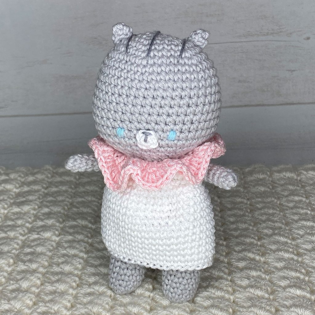 Patron crochet chat amigurumi – Bulmy, petit chaton espiègle - Amy ...